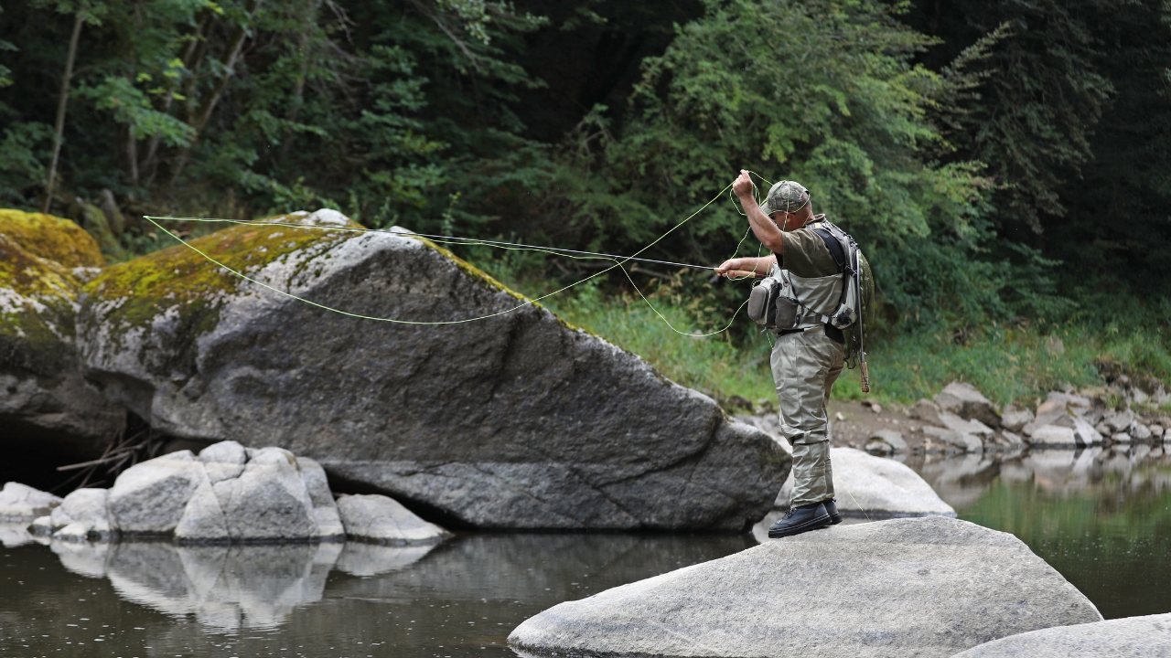 10 Fishing Habits That Make You Look Like a Rookie - The Avid Outdoorsman