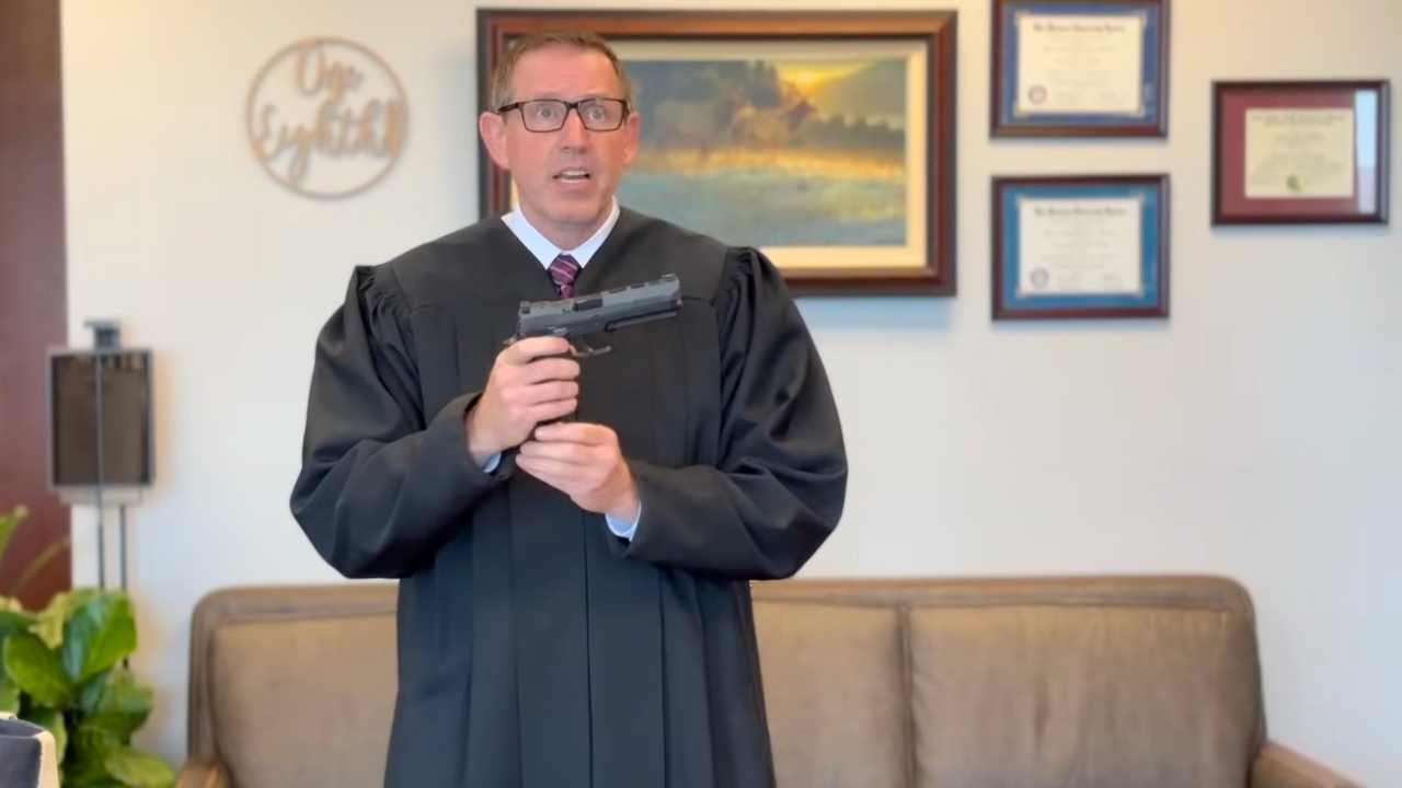 A judge pulled out six handguns on camera in a dissent — and people are ...